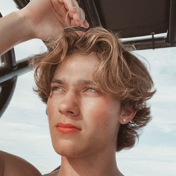 23 Coupes middle part pour homme tendance en 2023